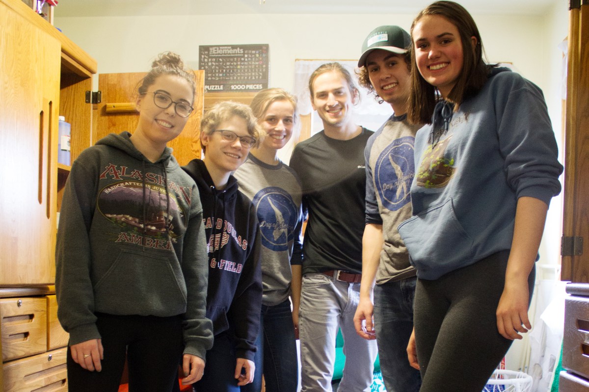 UAS Students and Staff Give Back in Third Annual Day of Service – WHALESONG